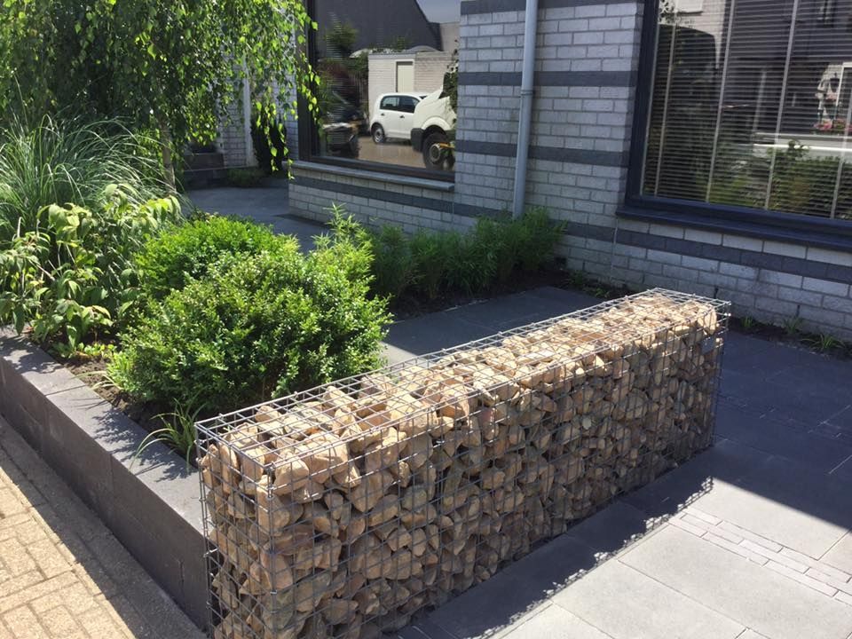 Strakke voortuin met schanskorf | De Tuinen van Appeltern