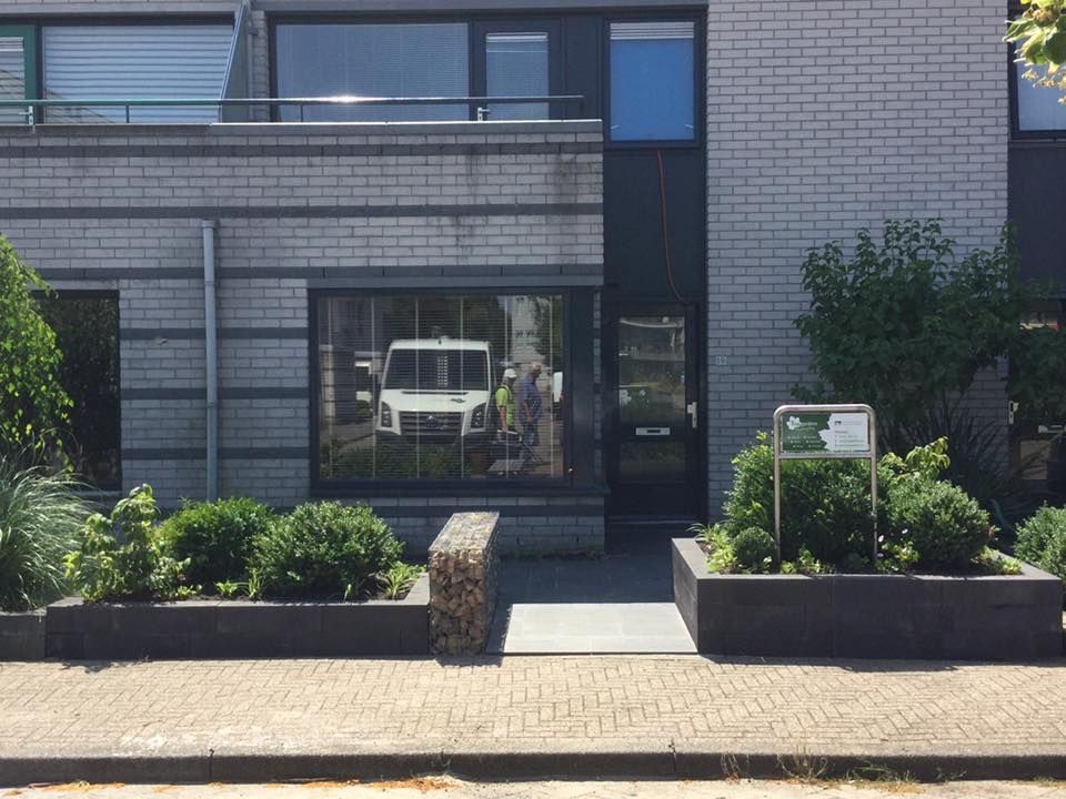 Strakke voortuin met schanskorf | De Tuinen van Appeltern