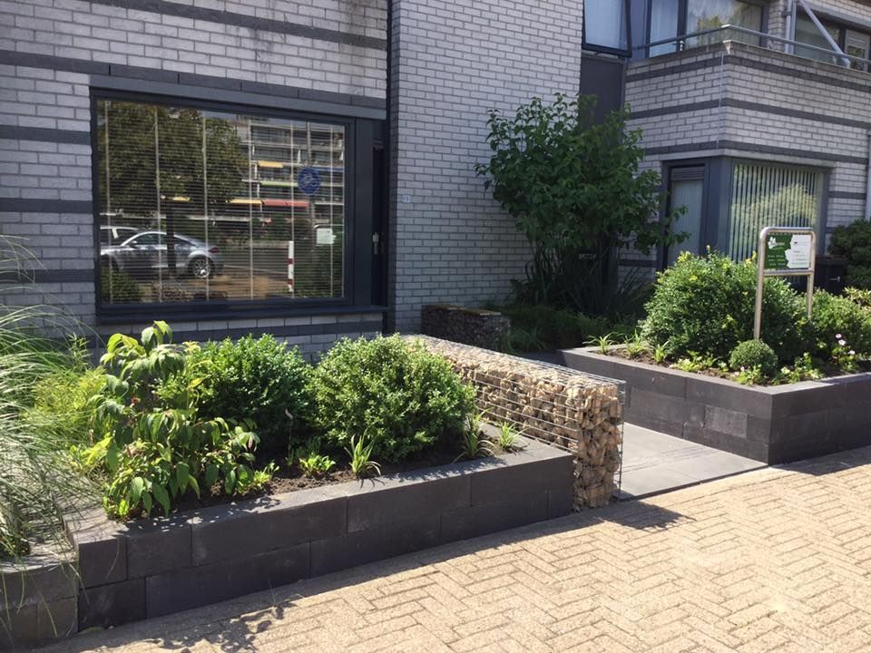 Strakke voortuin met schanskorf | De Tuinen van Appeltern