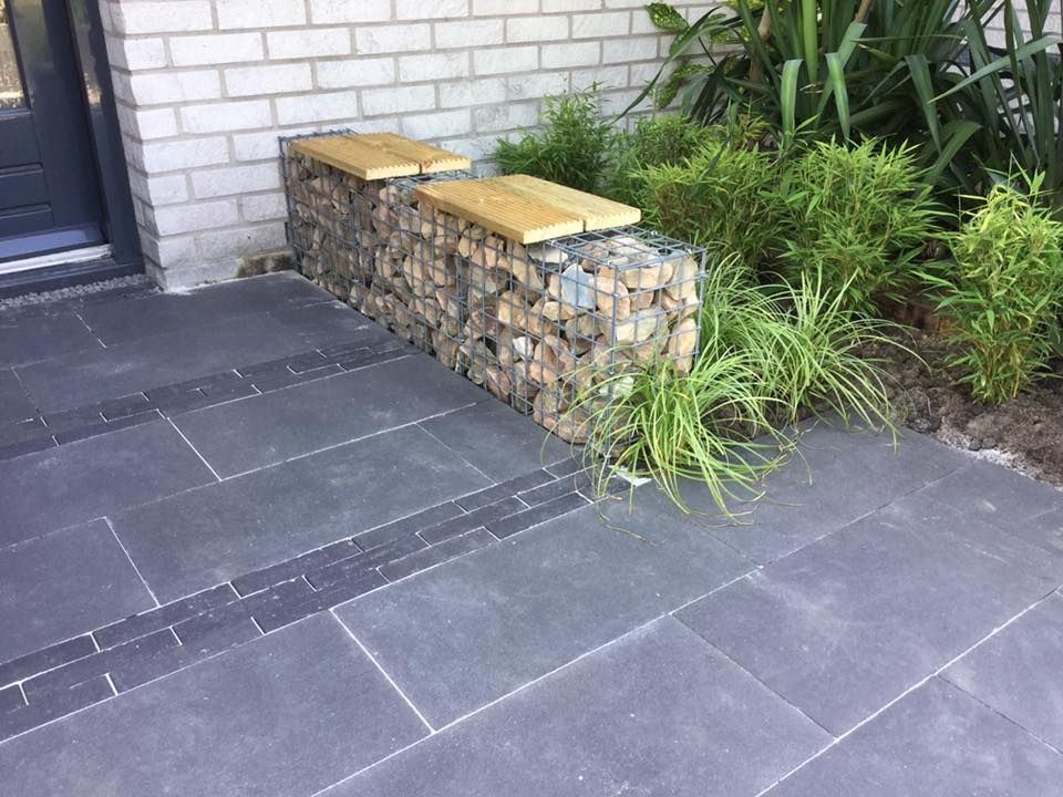 Strakke voortuin met schanskorf | De Tuinen van Appeltern