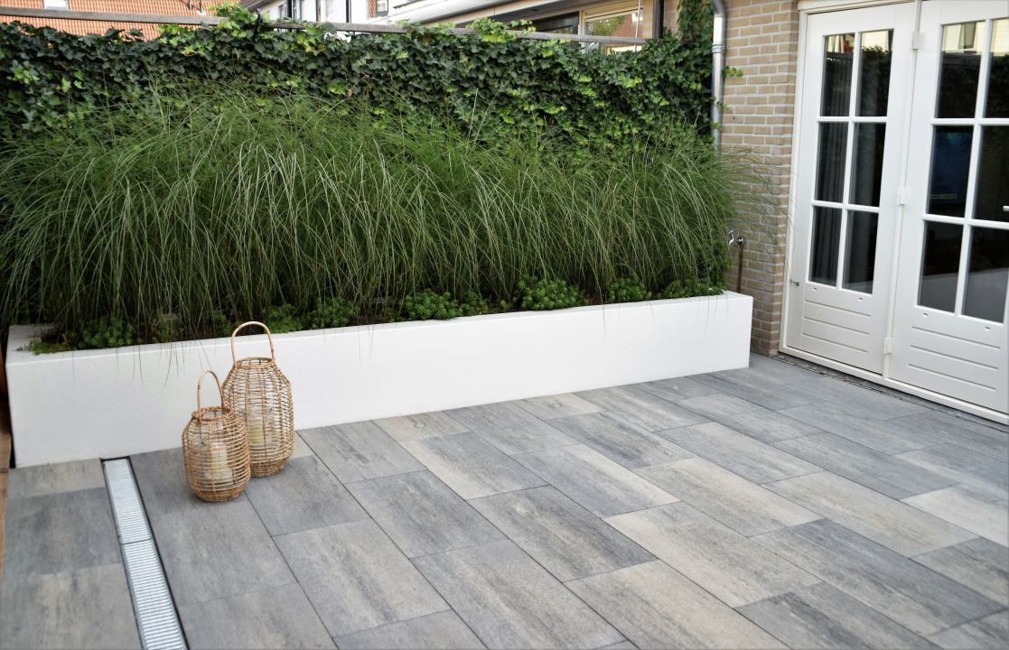 Moderne achtertuin, met een stoere uitstraling. | De Tuinen van Appeltern