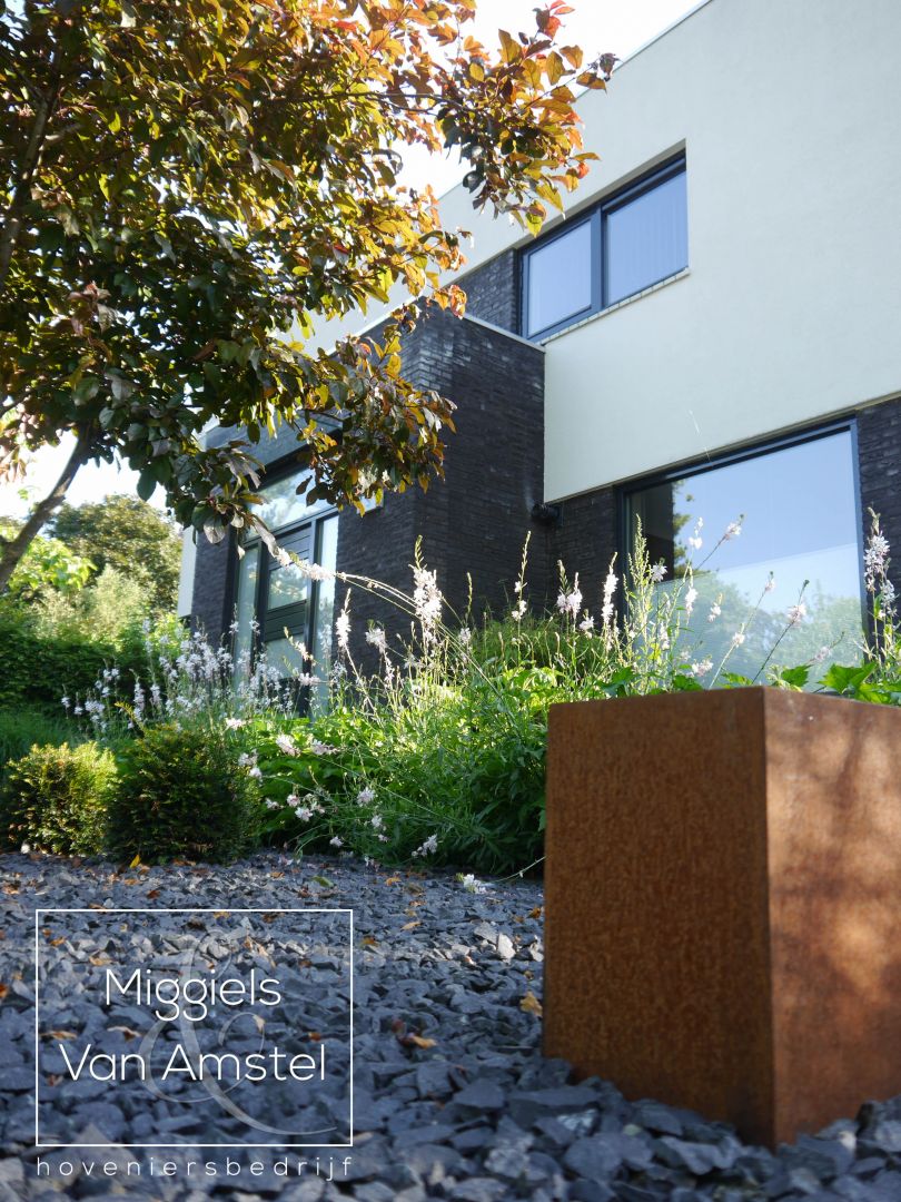 Praktische voortuin met niveauverschillen | De Tuinen van Appeltern