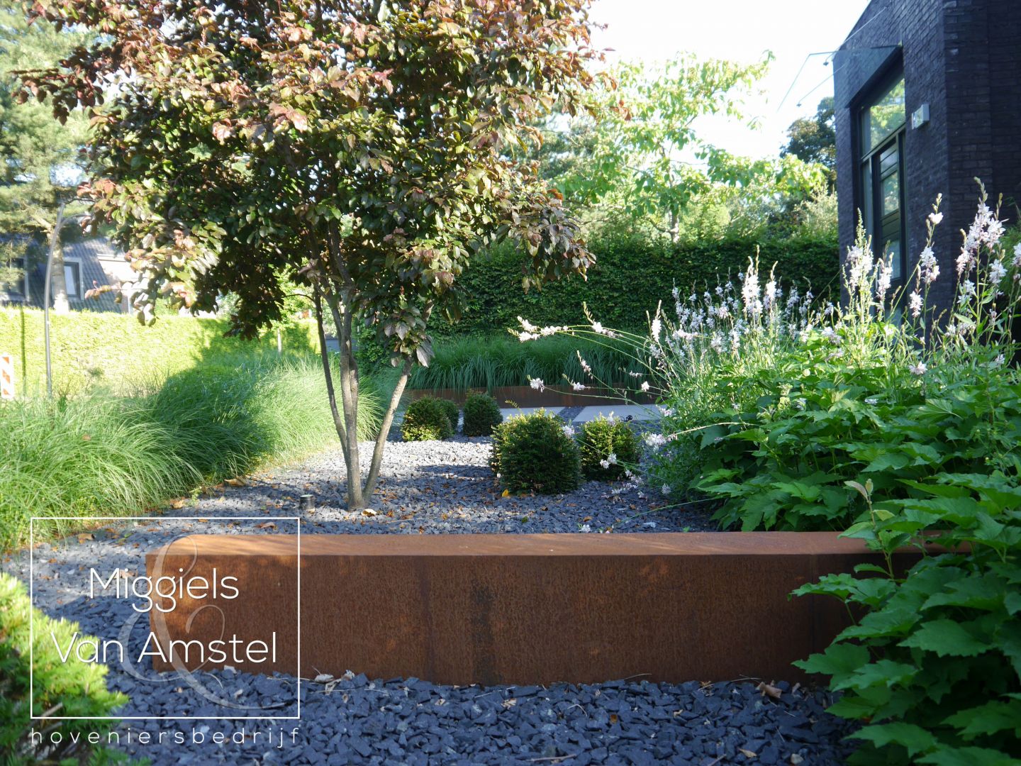 Praktische voortuin met niveauverschillen | De Tuinen van Appeltern