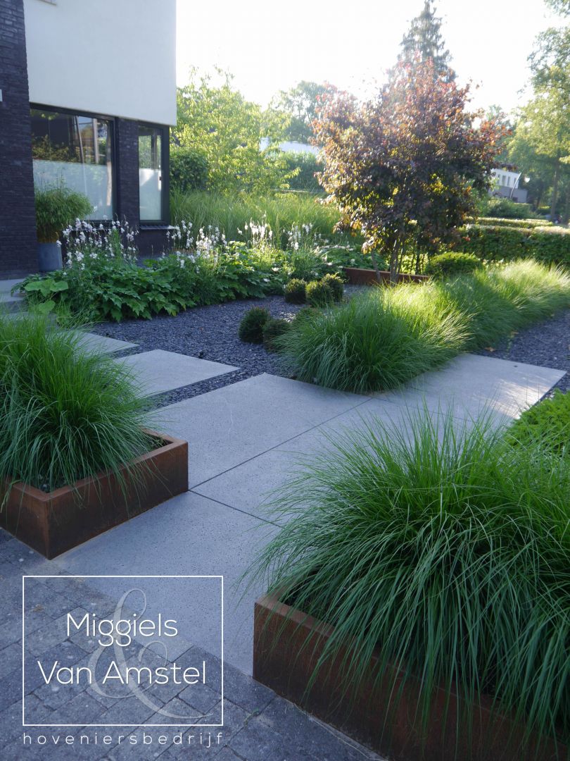 Praktische voortuin met niveauverschillen | De Tuinen van Appeltern