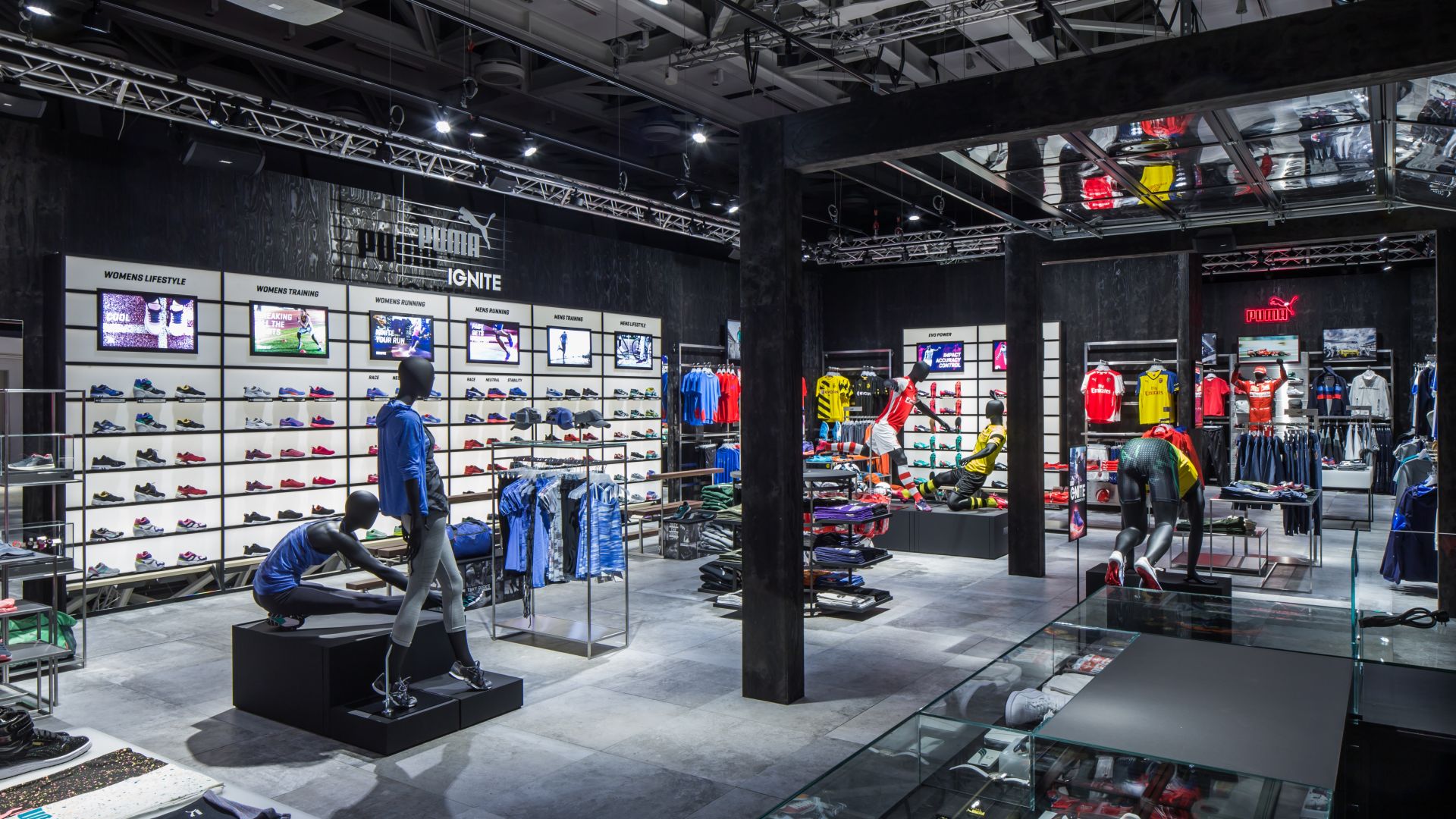 Interieur van een bekende sportwinkel · TMI Rhenen